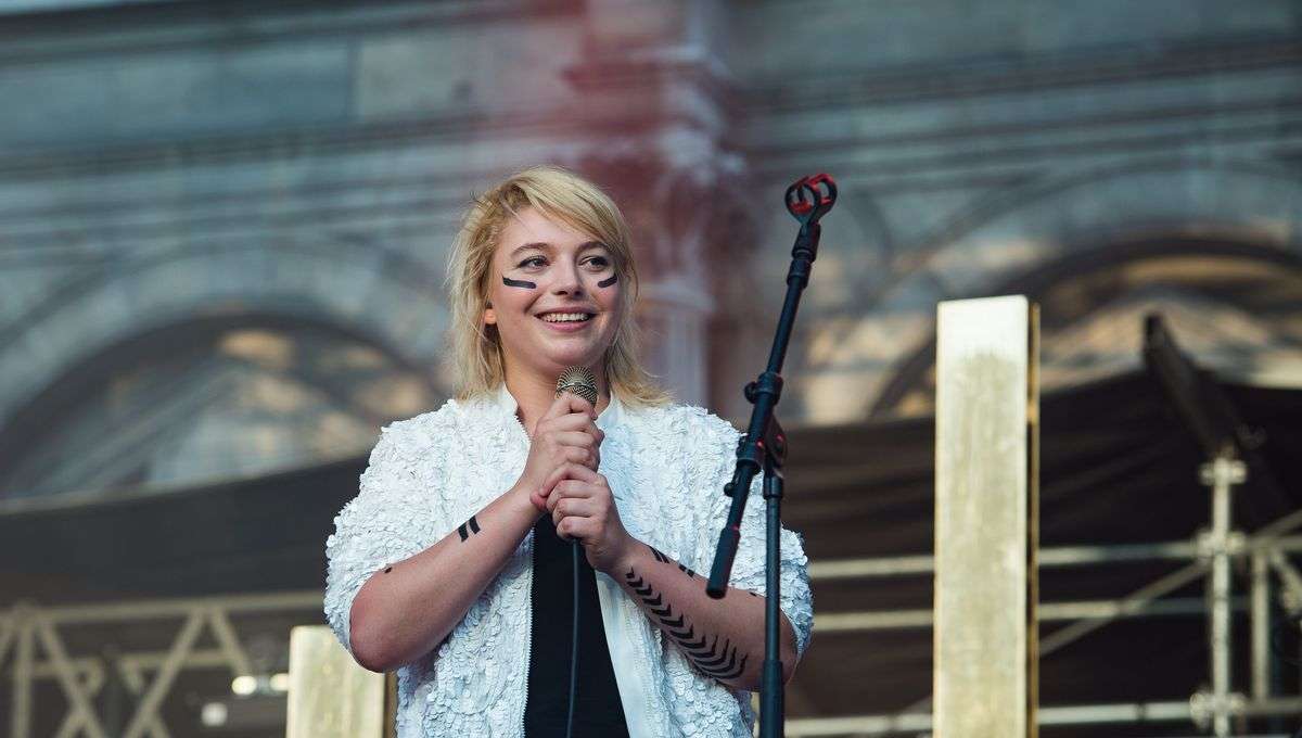 Santa Chanteuse Âge - Célèbre Blog